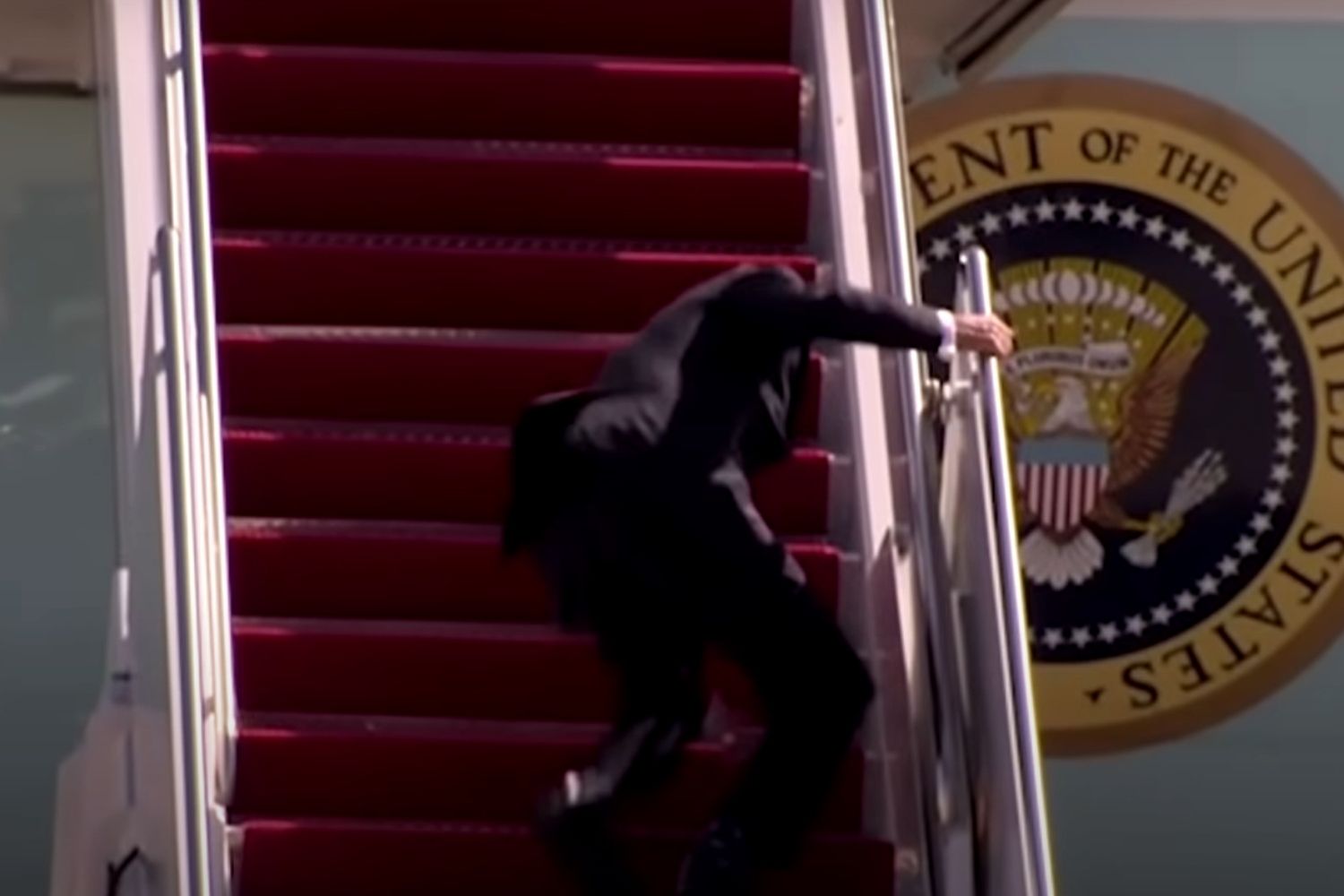 VIDEO//Președintele american Joe Biden s-a împiedicat și a căzut în ...