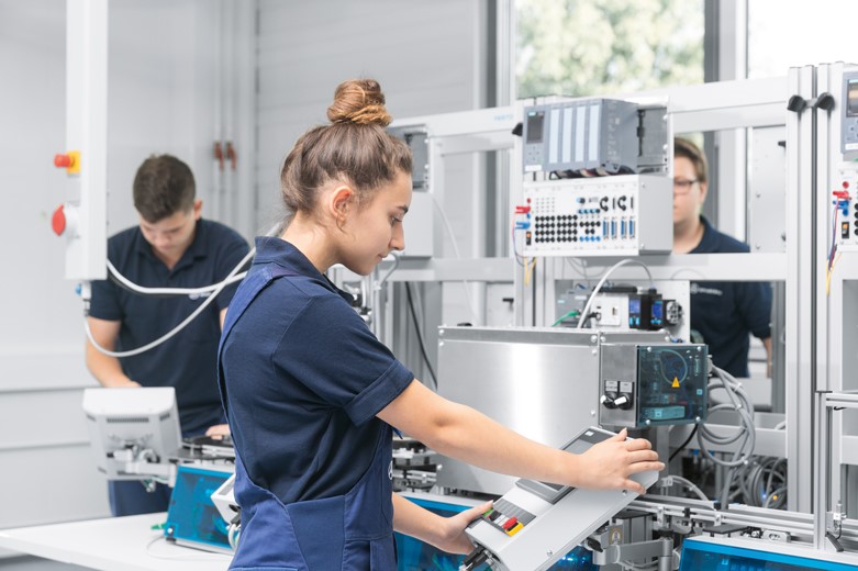 Vrei să faci studii în domeniul industrial? Zece motive de ce să ...